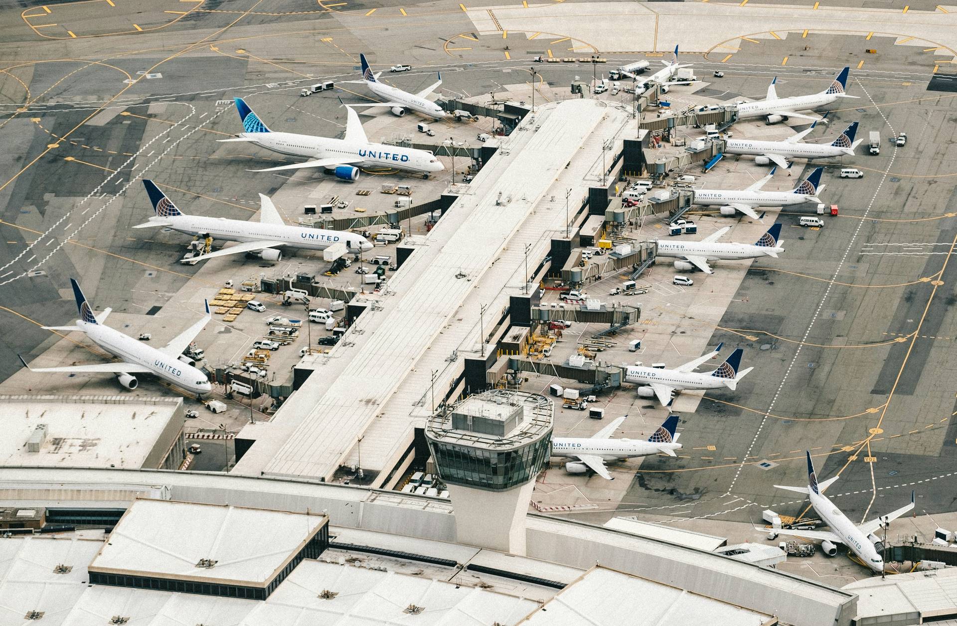 Guide to the World of Commercial Flights -i FLY